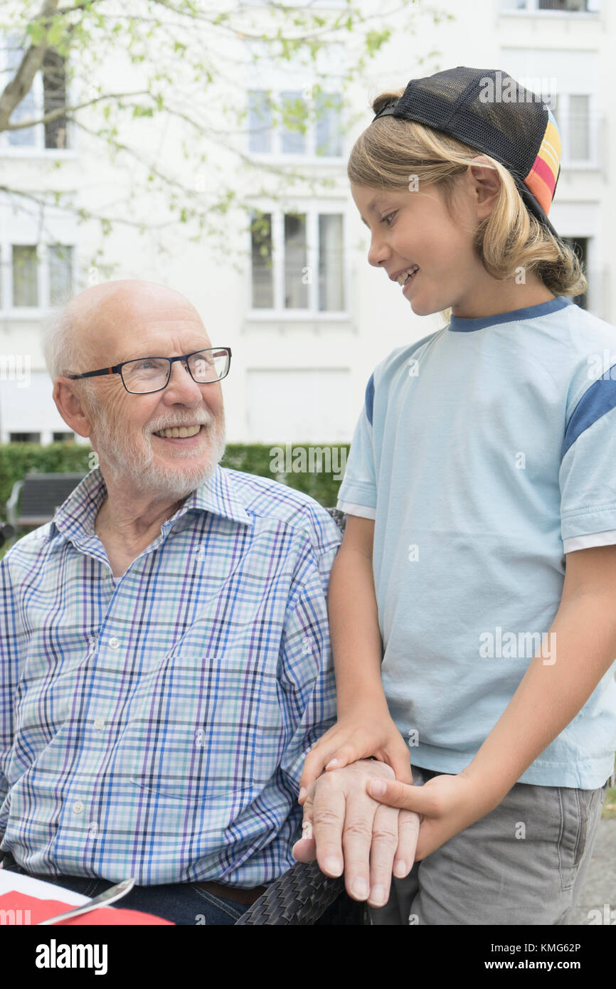 Junge enkel -Fotos und -Bildmaterial in hoher Auflösung – Alamy