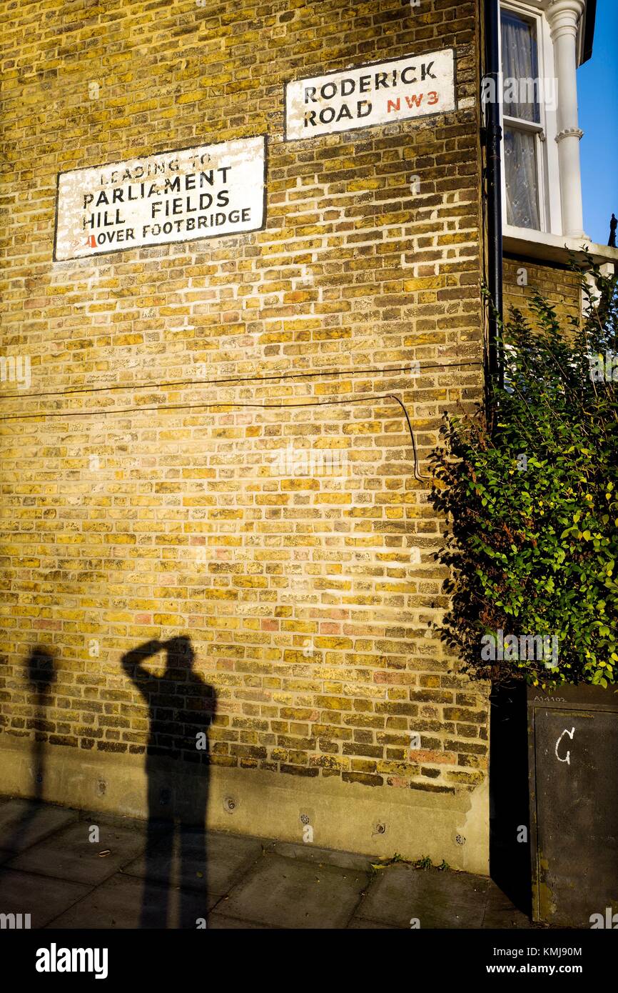 Fassade eines Einfamilienhaus mit 'RODERICK ROAD NW3'', die zu den ...
