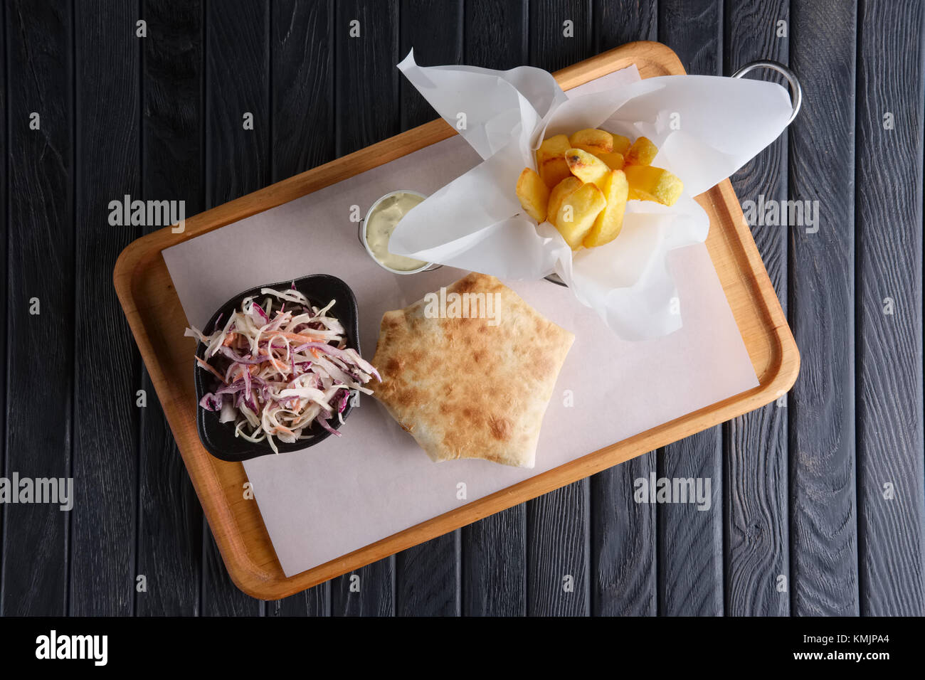 Rind Schnitzel mit Käse in Pita mit gebratenen Kartoffeln und Rotkohl ...