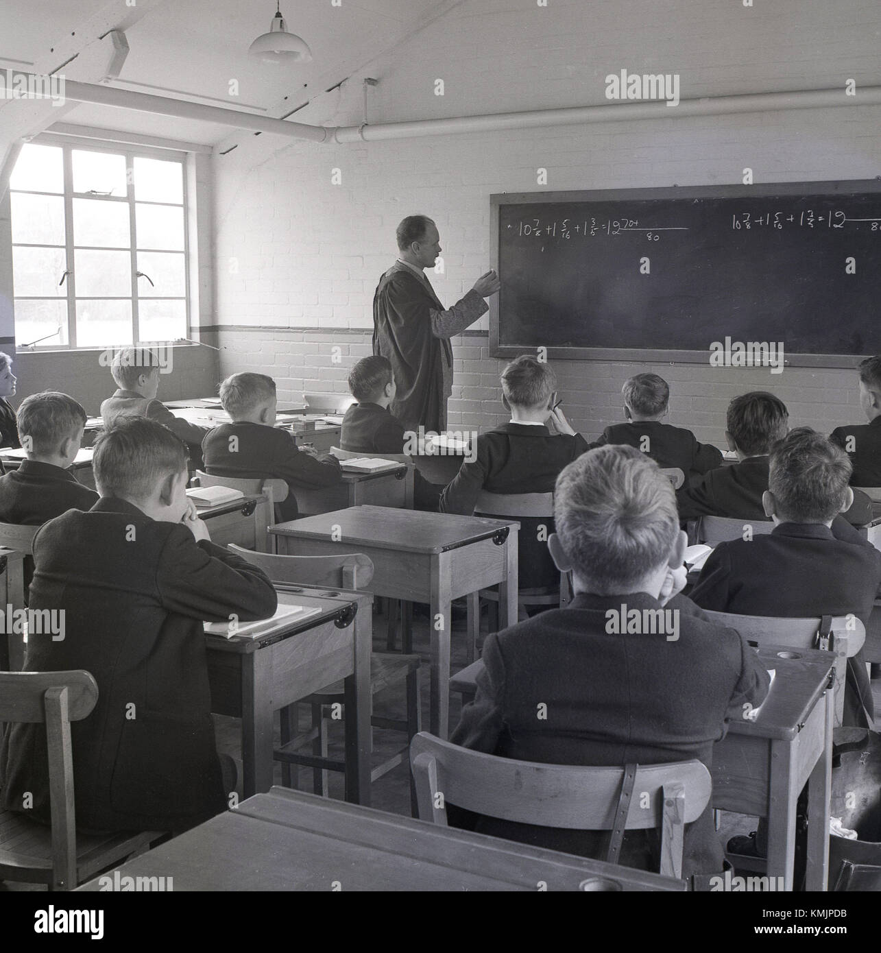 1950, historische, Schule, Klassenzimmer, Lehrer in traditionellen ...