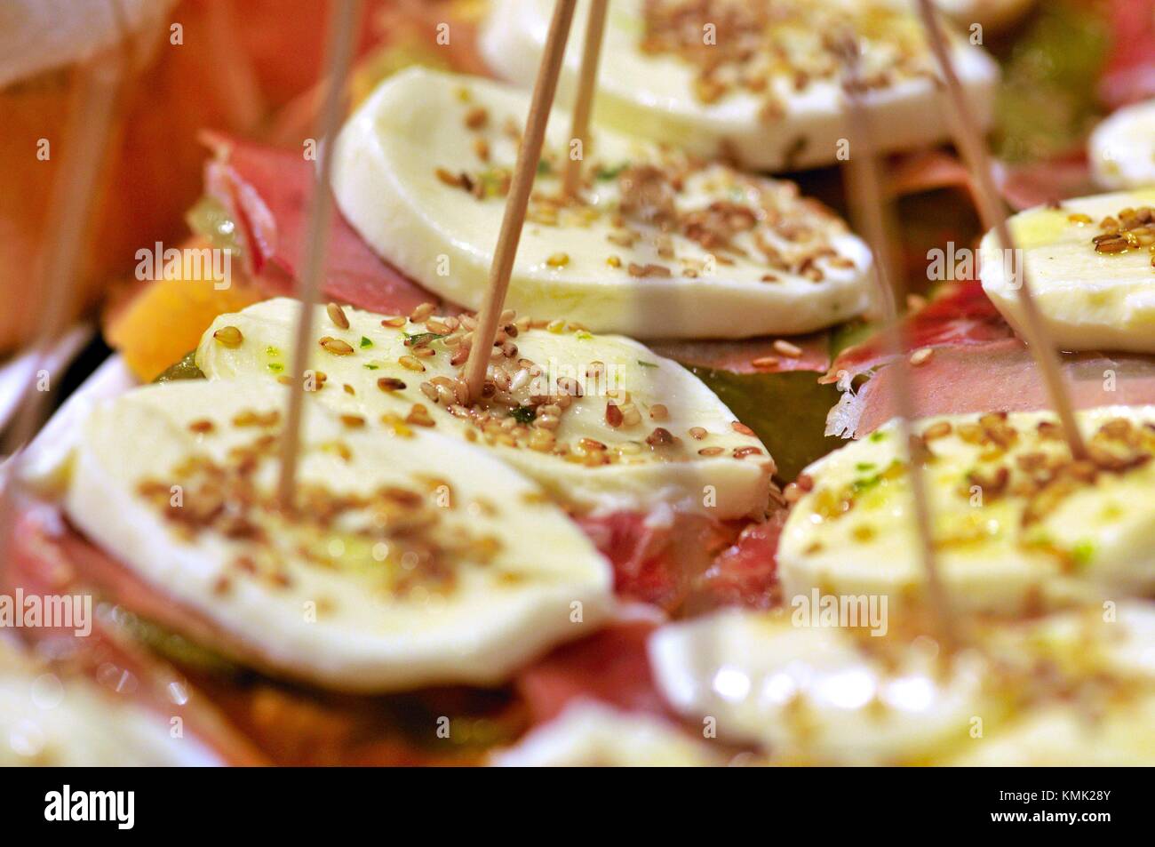 Pintxos oder Tapas. Das Essen war sehr typisch im Baskenland. San ...