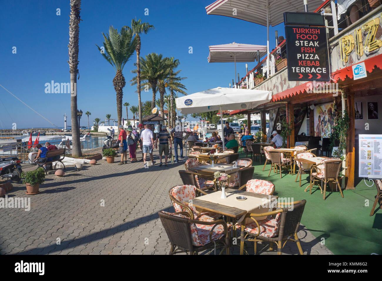 Restaurant am Hafen von Side, Türkische Riviera, Türkei Stockfotografie ...