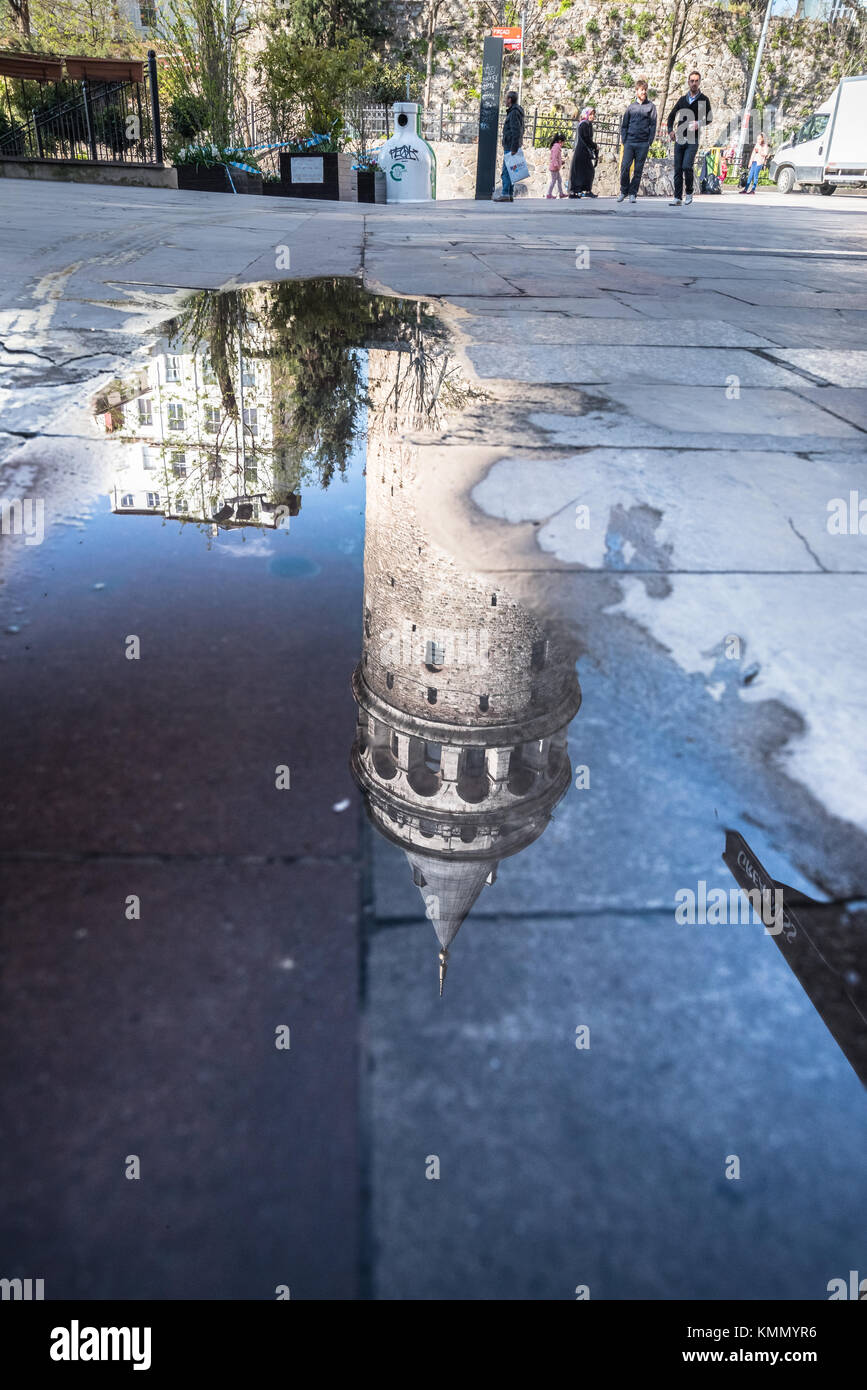 Wasser Reflexion von Galata Turm (Türkisch: Galata Kulesi) (Galata ...