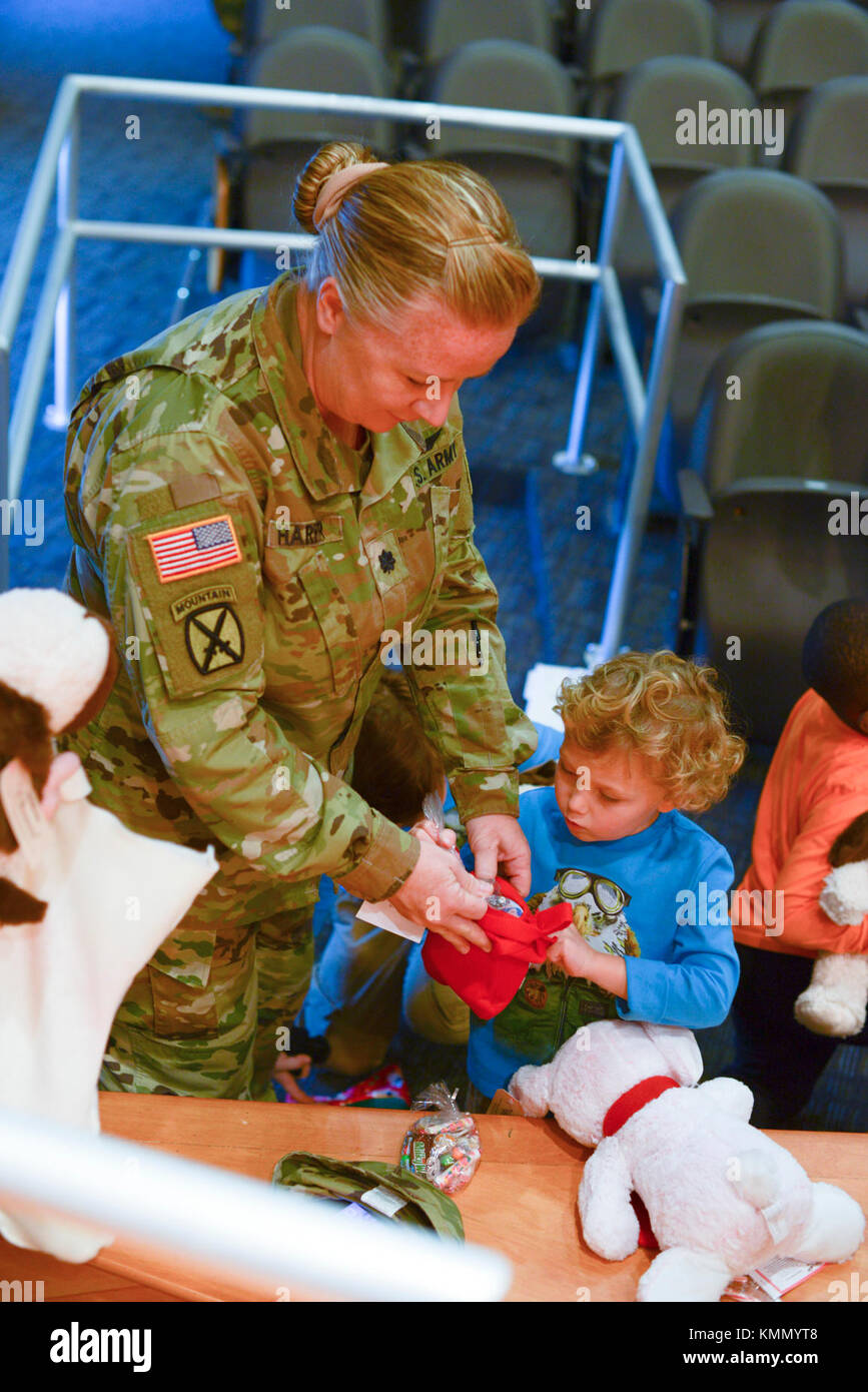Army LT. Col. Michele Harper, ein State Army Aviation Officer, hilft ...