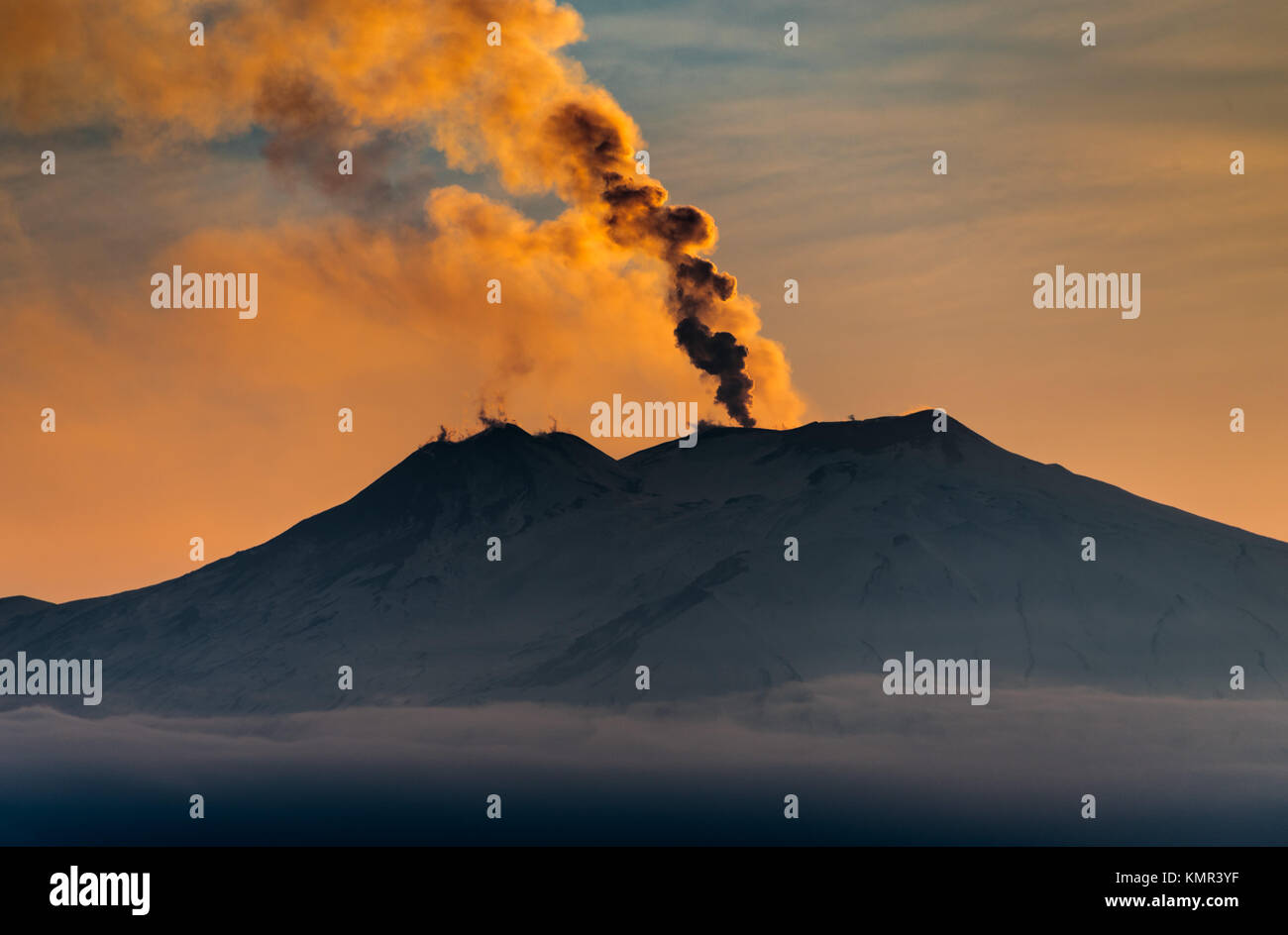 Den Ätna - den höchsten aktiven Vulkan Europas, ist in Sizilien. Das ...