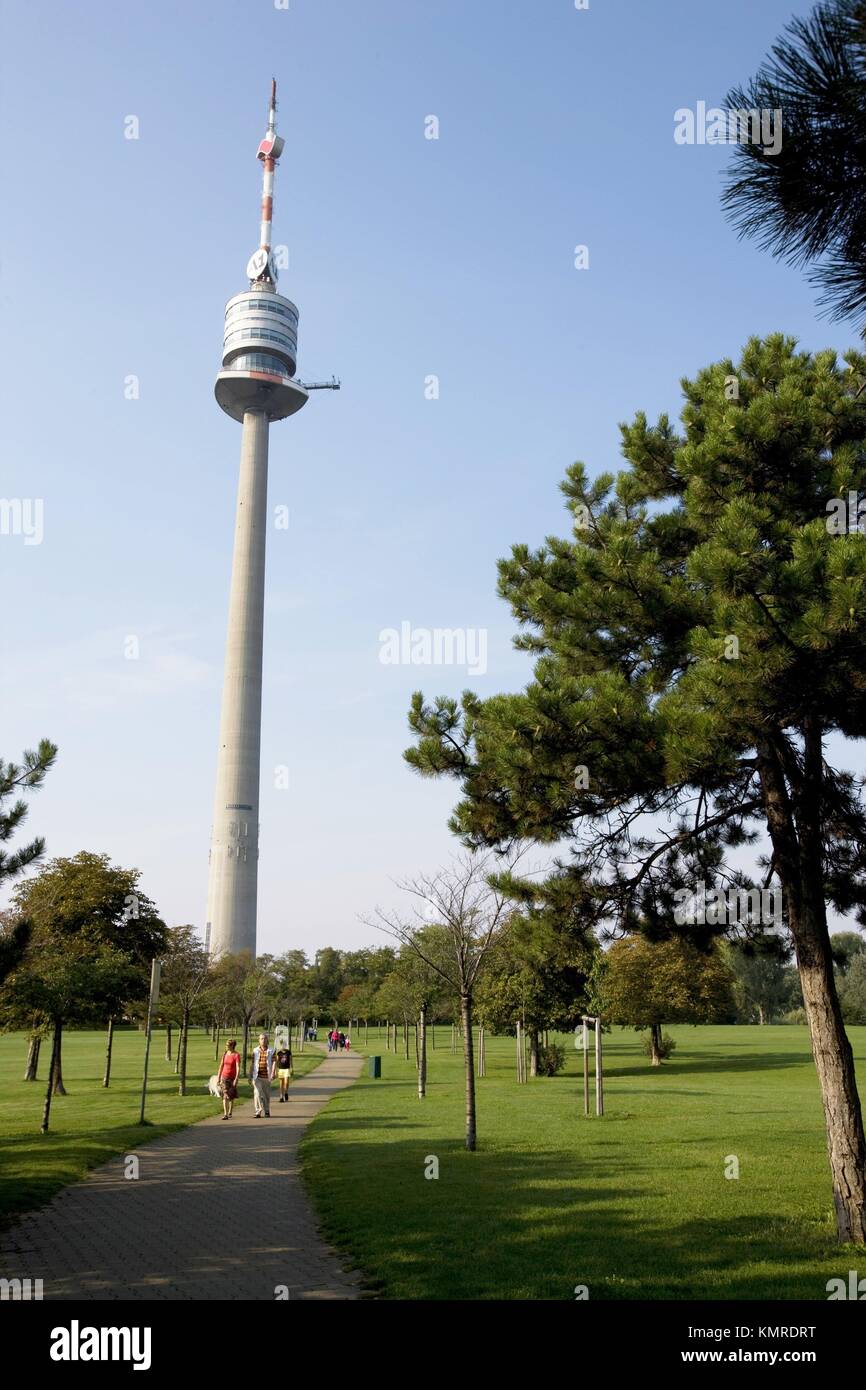Donaupark mit donauturm -Fotos und -Bildmaterial in hoher Auflösung – Alamy