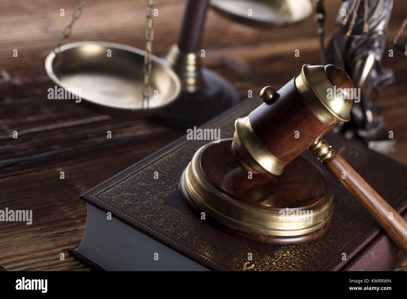 Themis und antiken Hammer Richter. Gesetz Symbole. Juristische Büro ...