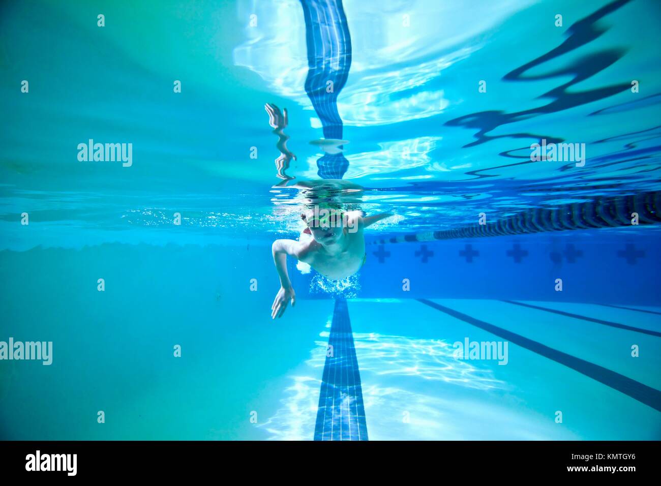Schwimmerin unter wasser freistil -Fotos und -Bildmaterial in hoher Auflösung – Alamy