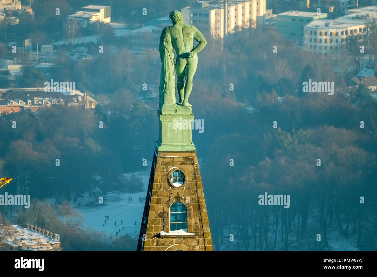 Herkules mit der herkules statue auf der spitze der pyramide -Fotos und ...
