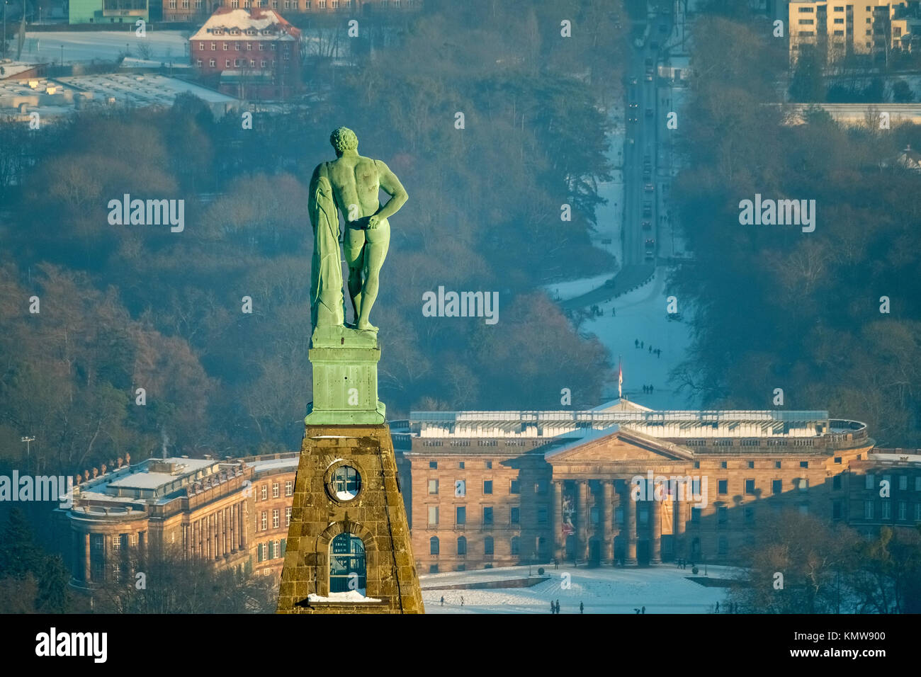 Herkules mit der Hercules Statue auf der Spitze einer Pyramide, die ...
