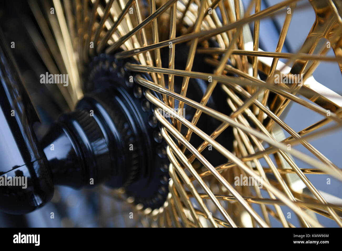 Motorrad-Rad Gold Speichen, verschwommene Schärfentiefe Nahaufnahme ...