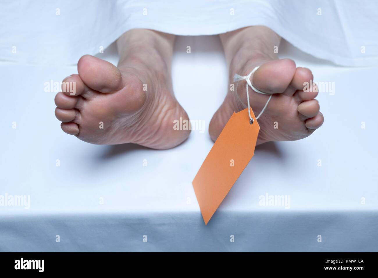 Beschriftete Füße einer Leiche In der Leichenhalle Stockfotografie - Alamy