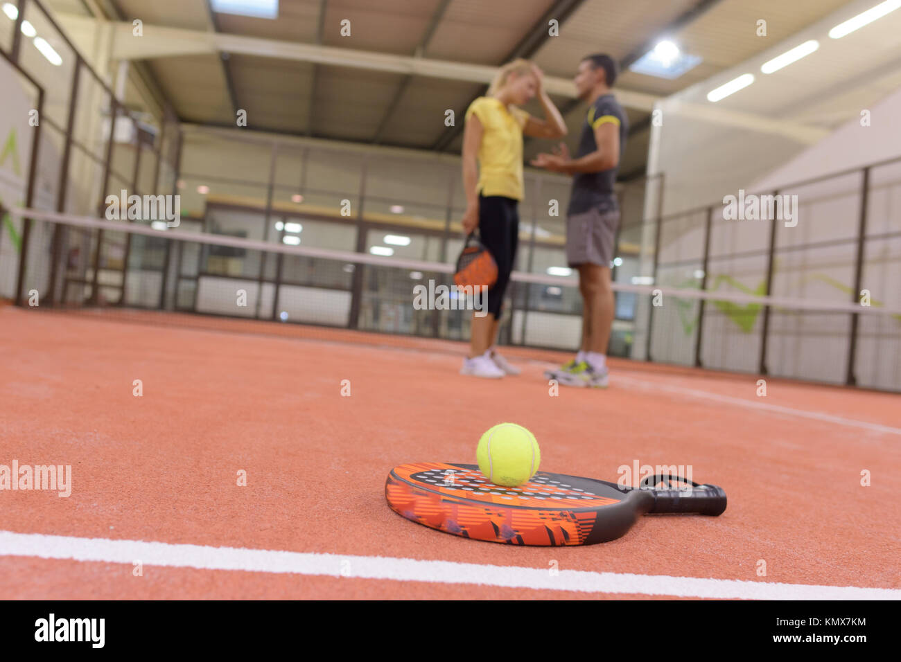 Padel spielen -Fotos und -Bildmaterial in hoher Auflösung – Alamy