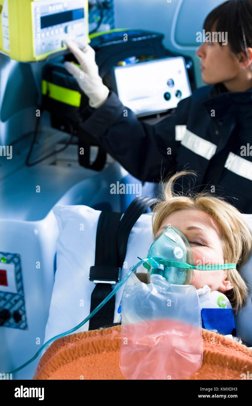 Sanitäter mit Patient Stockfotografie - Alamy