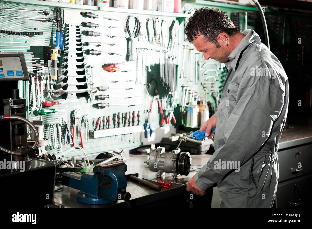 Innenraum der autowerkstatt Stockfotos und -bilder Kaufen - Alamy
