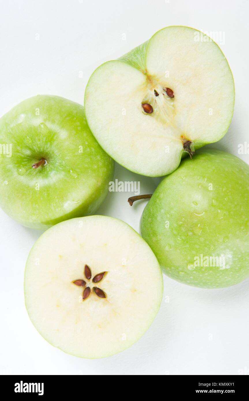 Zwei grüne Äpfel halbiert Stockfotografie - Alamy