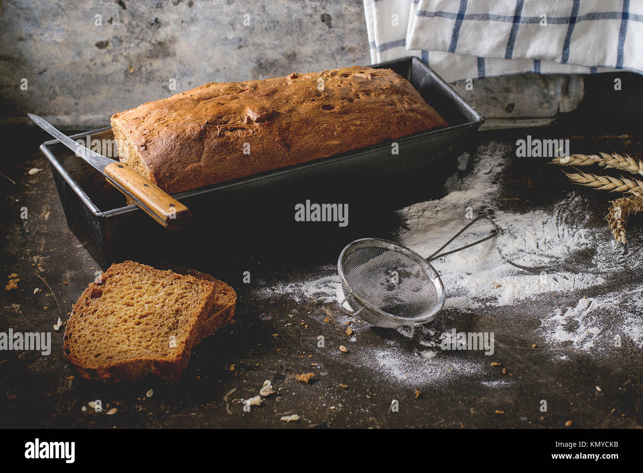 Frische hausgemachte Roggen-Brot mit Weizensamen und Mehl über dunklen ...