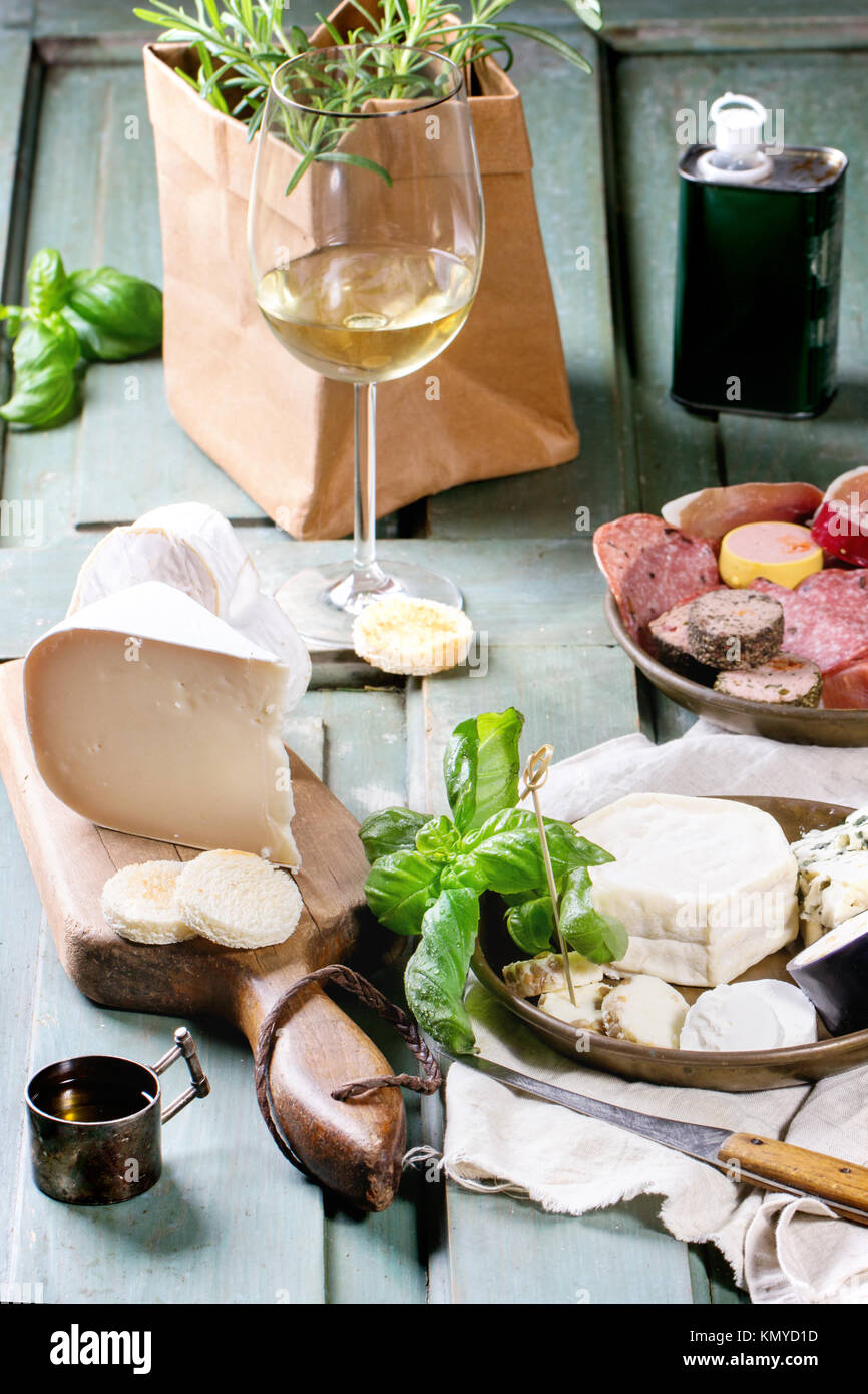Platten mit Käse und Wurst Variationen mit frischem Basilikum und ein ...