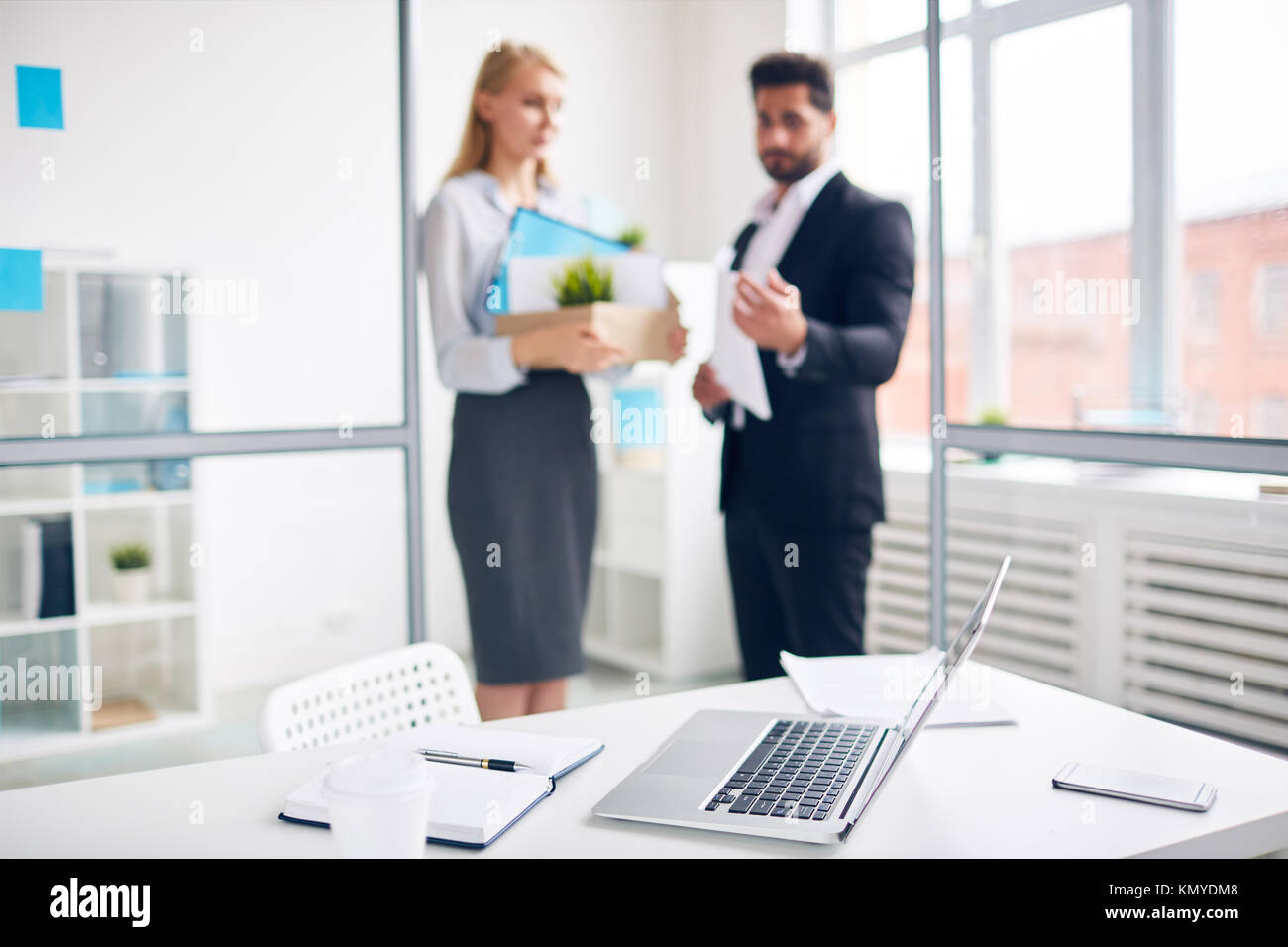 Neuer arbeitsplatz -Fotos und -Bildmaterial in hoher Auflösung – Alamy