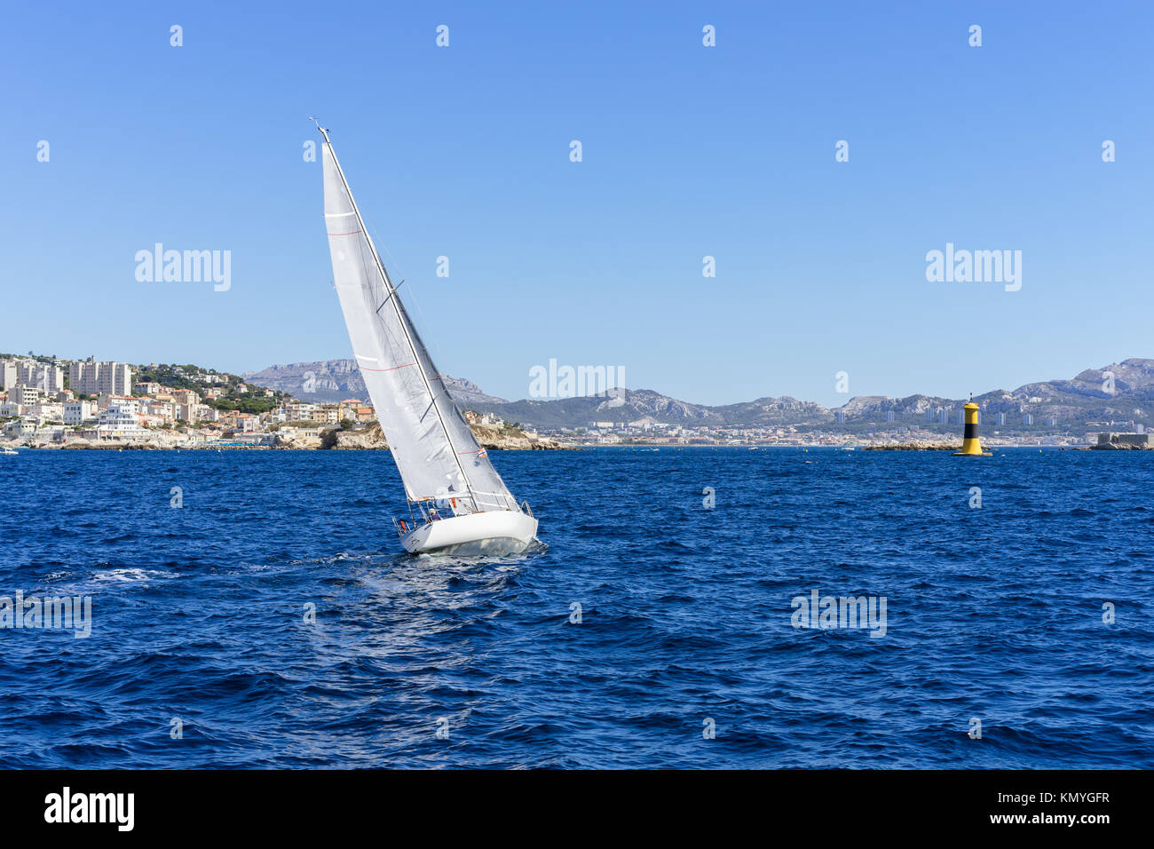 Segeln im Wind durch die Wellen am Meer, Marseille auf Hintergrund ...