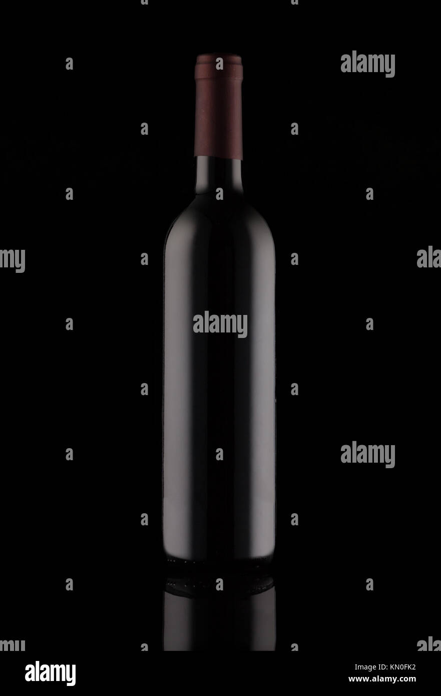 Weinflasche glas rotwein nahaufnahme -Fotos und -Bildmaterial in hoher ...