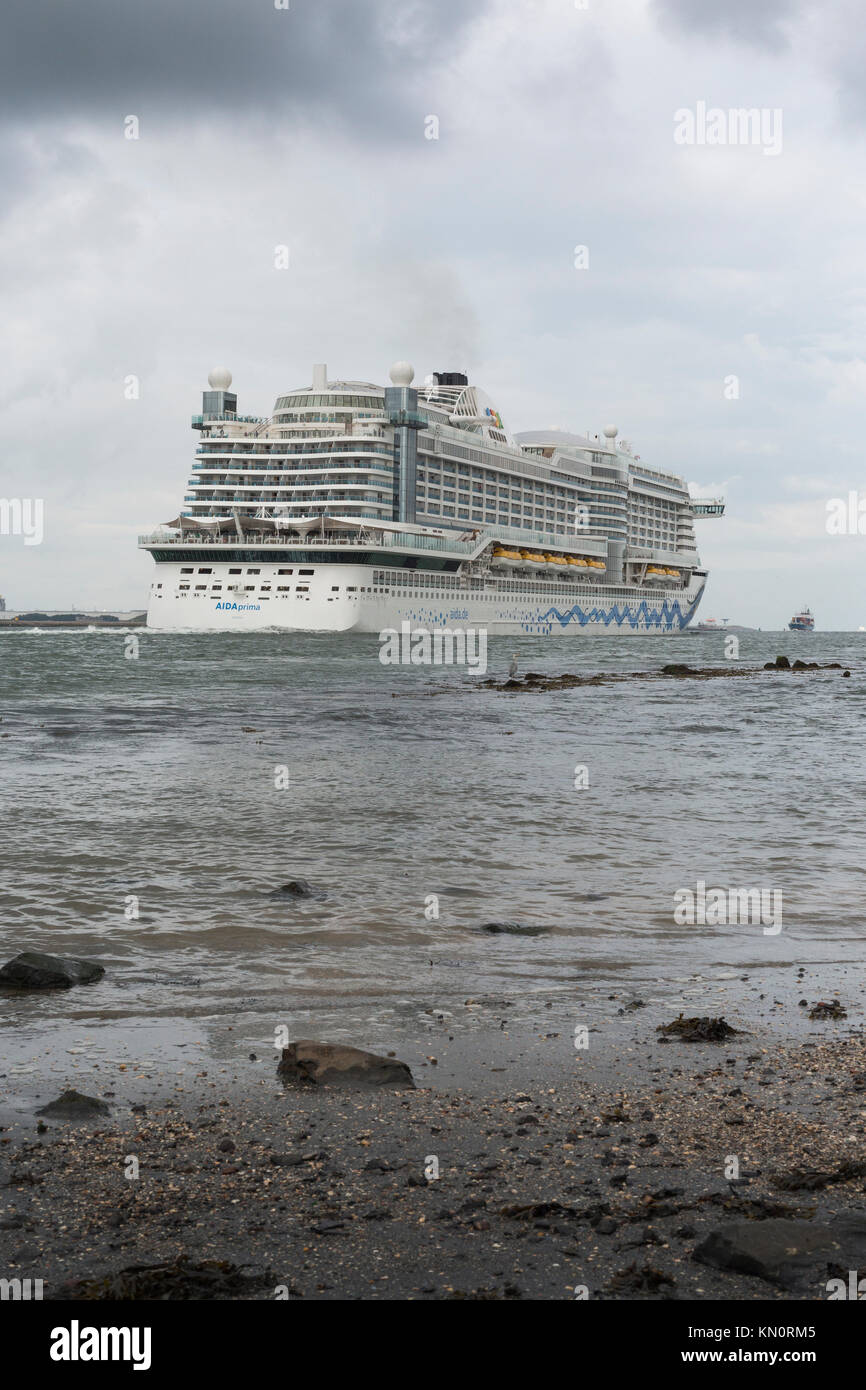 Die Aida Cruises Aida Prima fährt Rotterdam Stockfotografie - Alamy