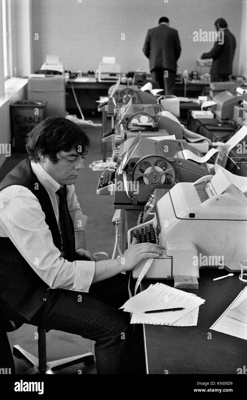 1970 arbeitsplatz Schwarzweiß-Stockfotos und -bilder - Alamy