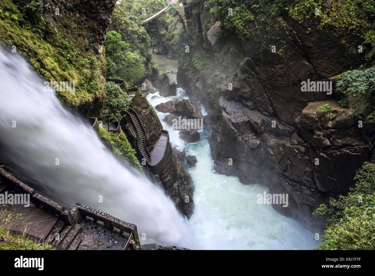 Wasserfall Pailon del Diablo (Devil's Cauldron) in den Anden ...