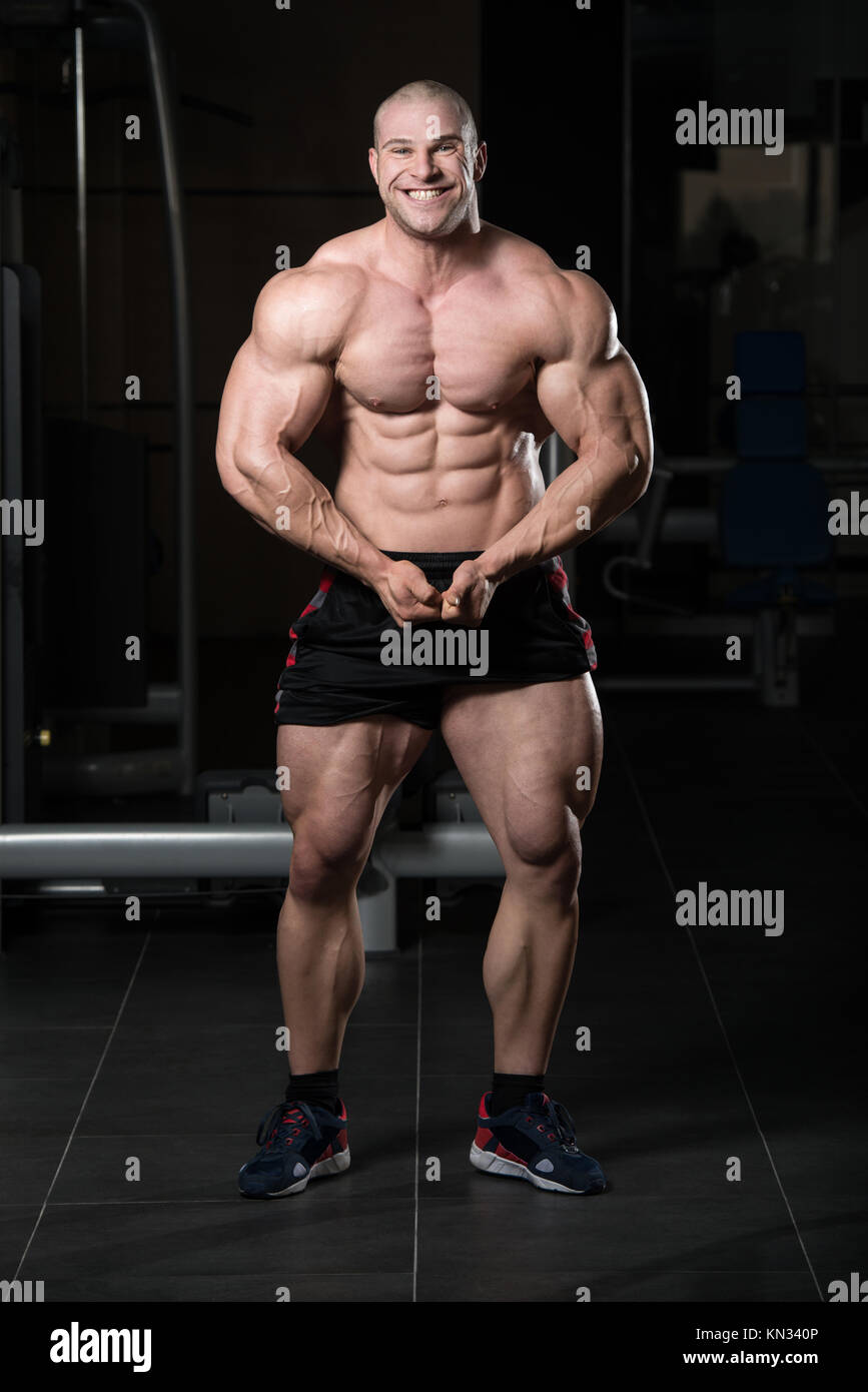 Portrait eines jungen Fit körperlich Mann zeigen, dass seine gut ...
