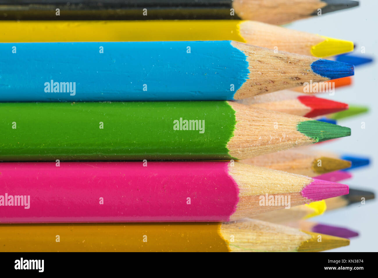 Gelber buntstift -Fotos und -Bildmaterial in hoher Auflösung – Alamy