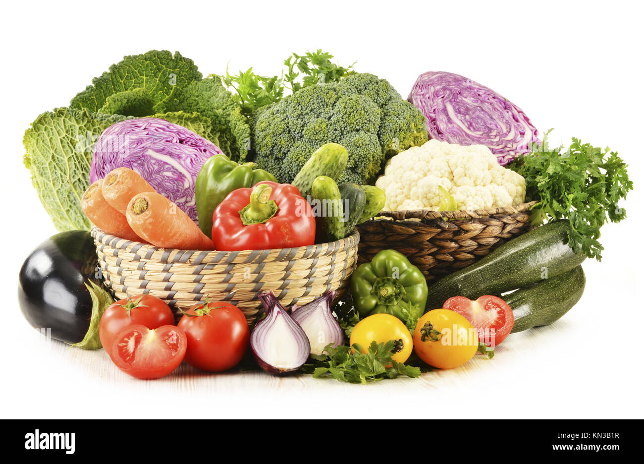 Zusammensetzung mit verschiedenen frischen Bio Gemüse isoliert auf ...