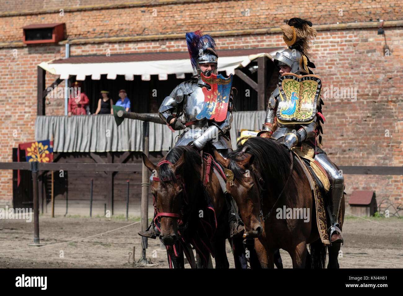 Zwei Ritter in glänzenden Rüstungen Stockfotografie - Alamy