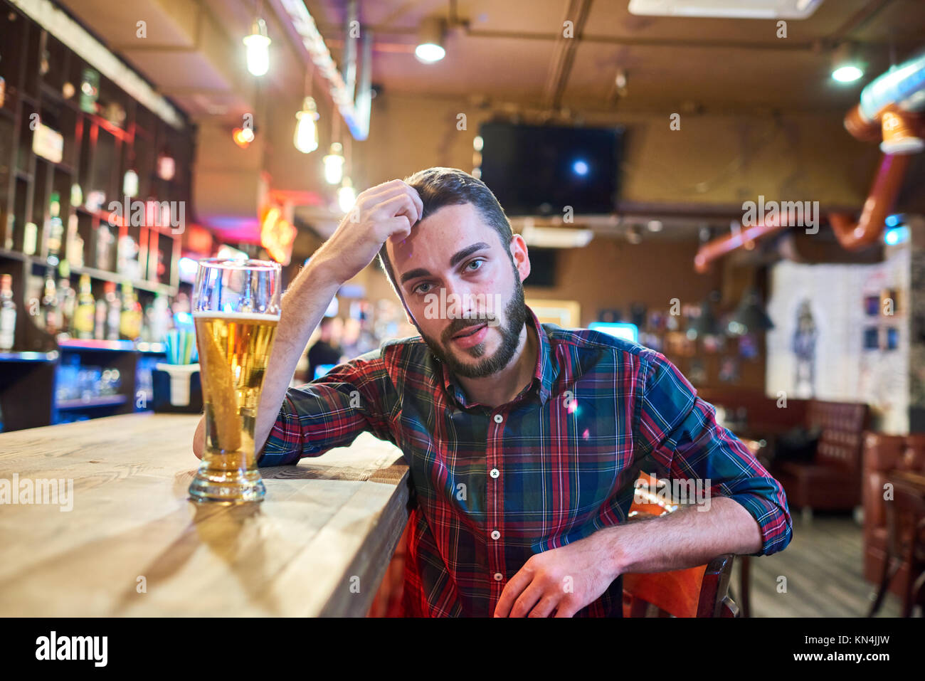 Junge Mann sitzt an der Theke Stockfotografie - Alamy