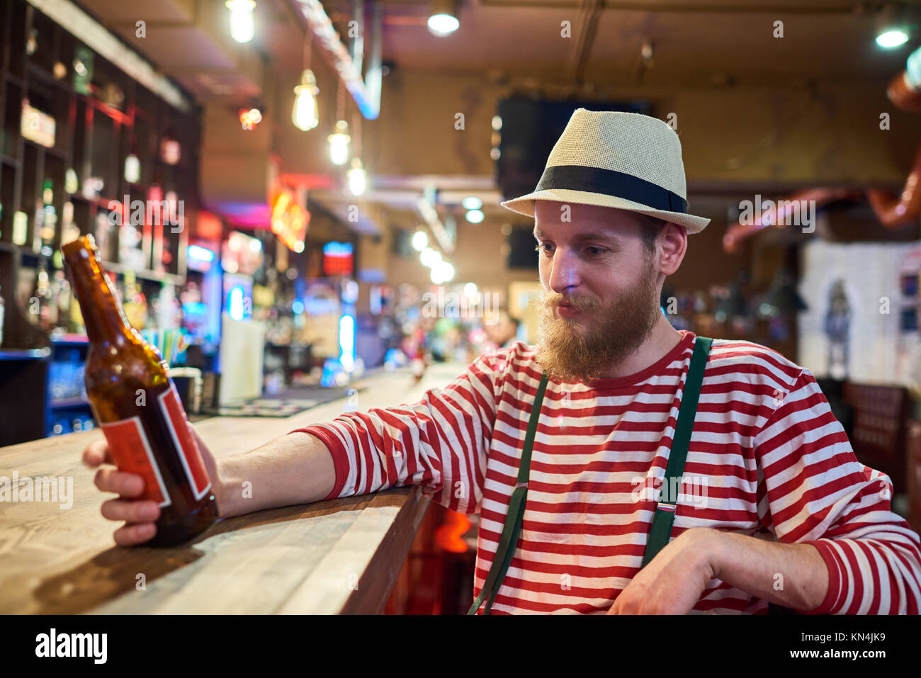 Alleine chillen -Fotos und -Bildmaterial in hoher Auflösung – Alamy