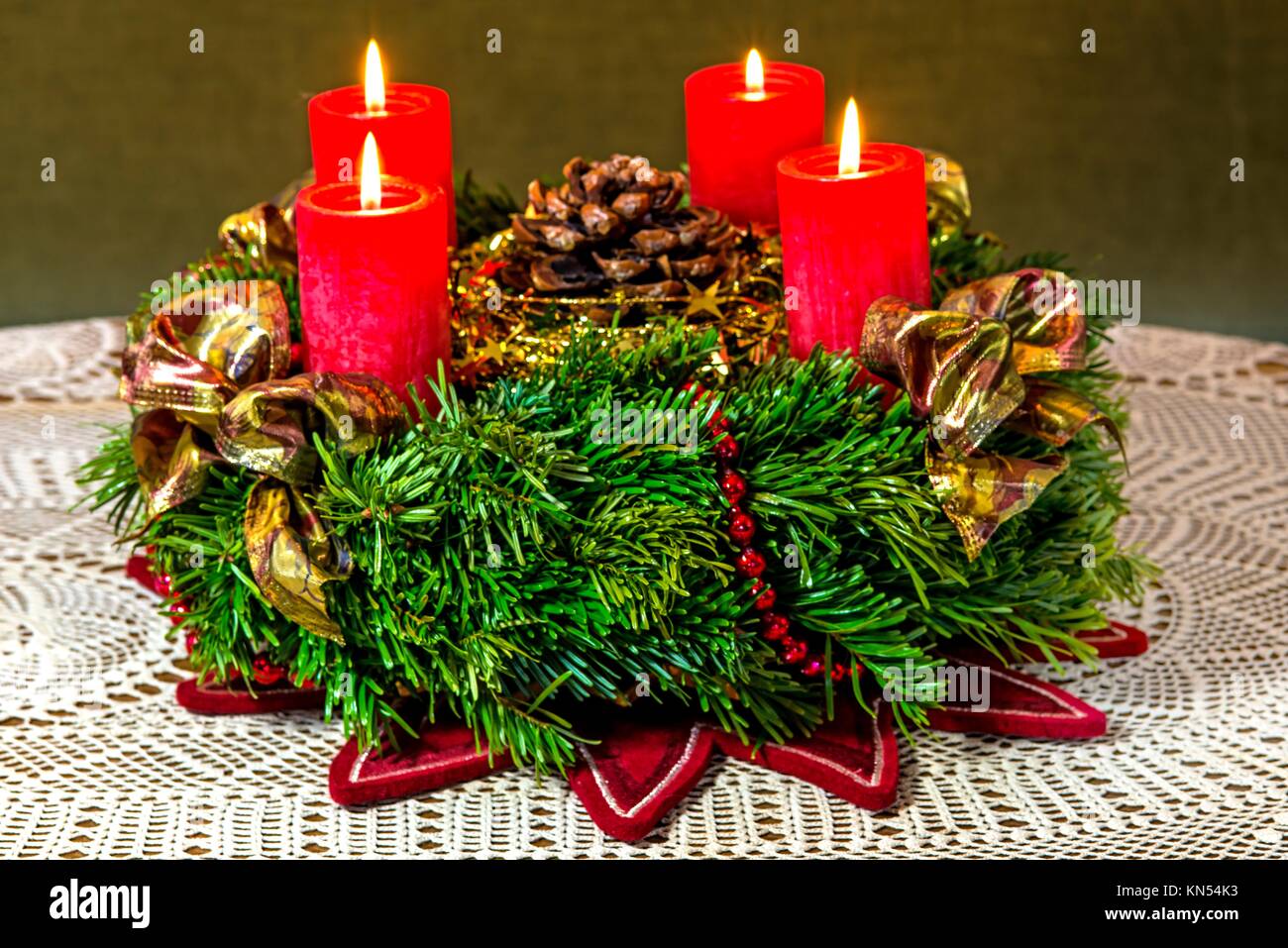 4 brennende kerzen -Fotos und -Bildmaterial in hoher Auflösung – Alamy