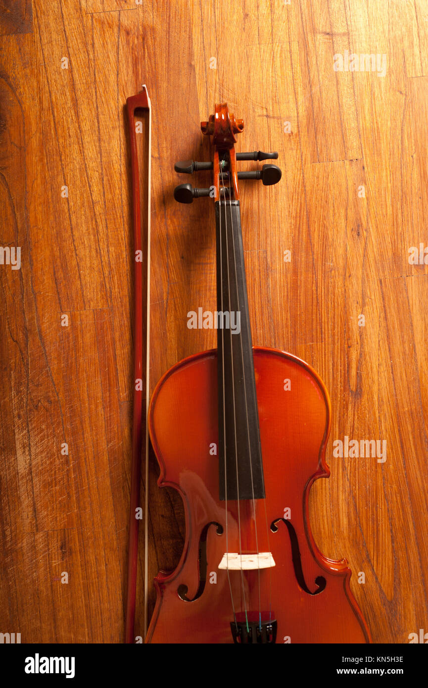 Music instrument violin -Fotos und -Bildmaterial in hoher Auflösung – Alamy
