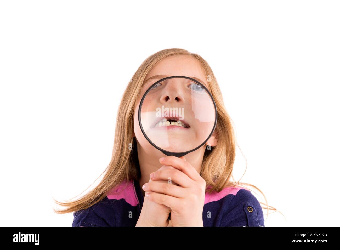 Blond eingerückt Mädchen mit Zähnen in Lupe lustig Ausdruck auf weißem ...
