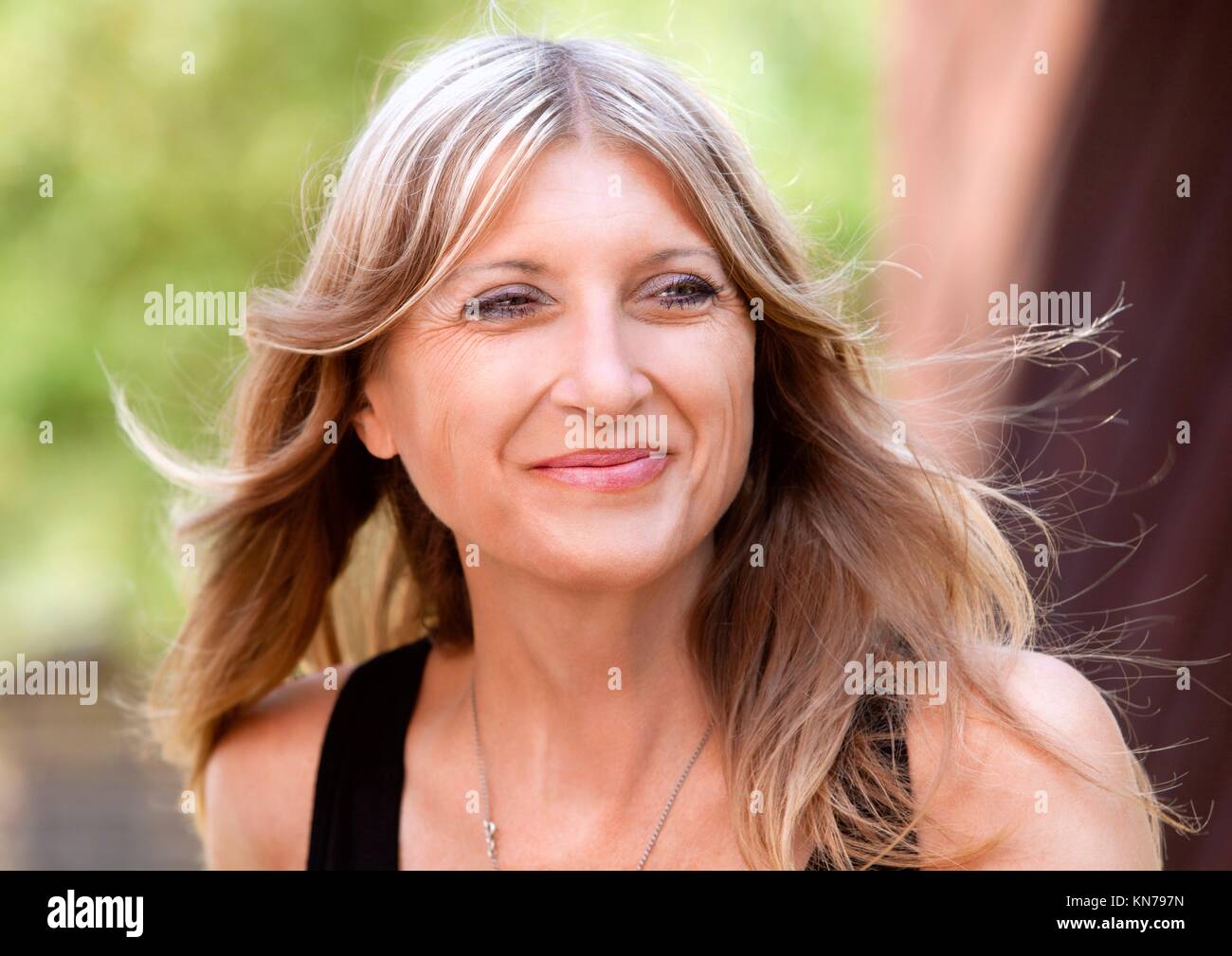 Porträt einer Frau mittleren Alters mit blonden Haaren lächelnd Stockfotografie - Alamy