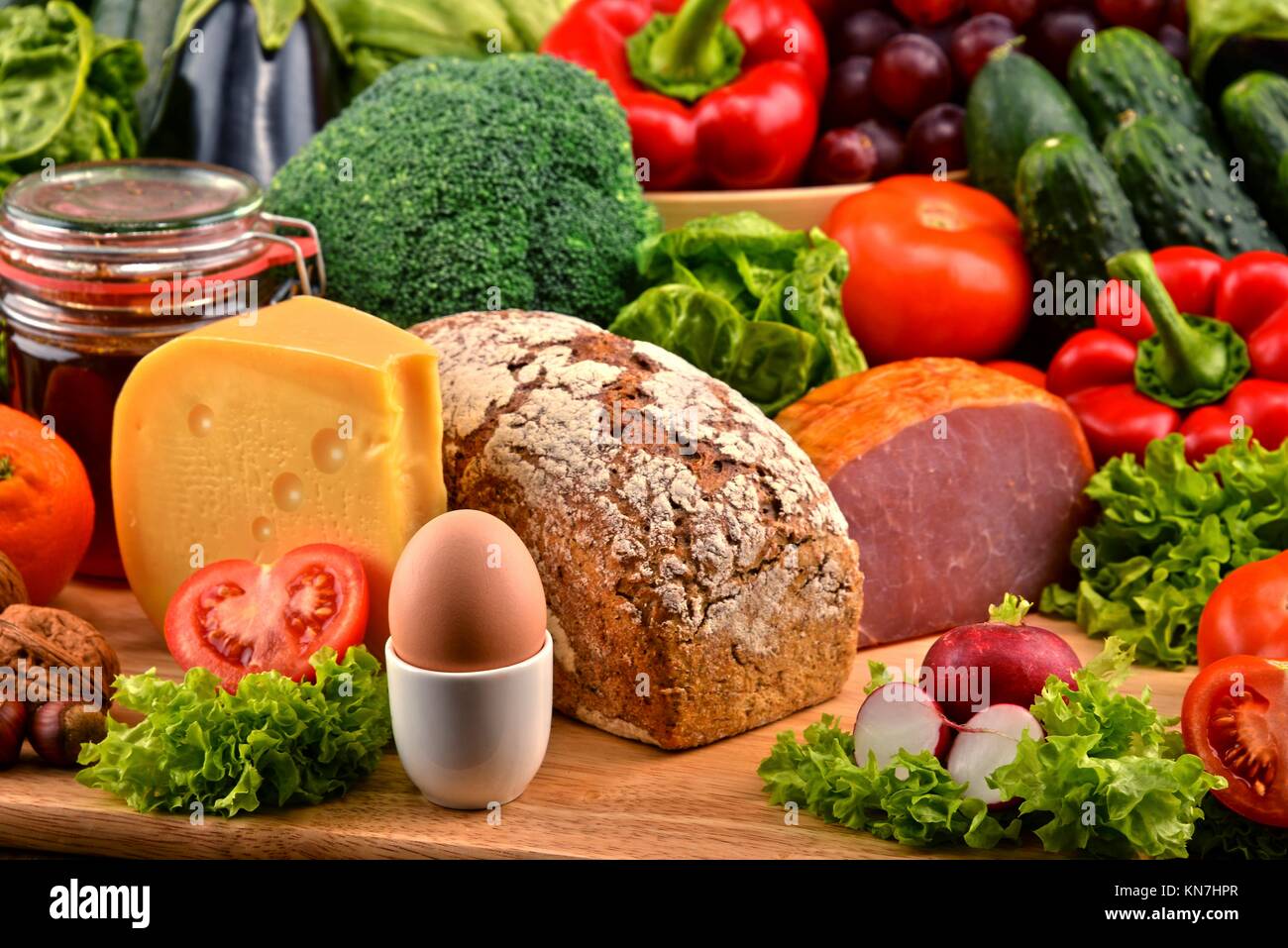 Vielzahl von Bio-Lebensmitteln einschließlich Gemüse Obst Brot Milch ...