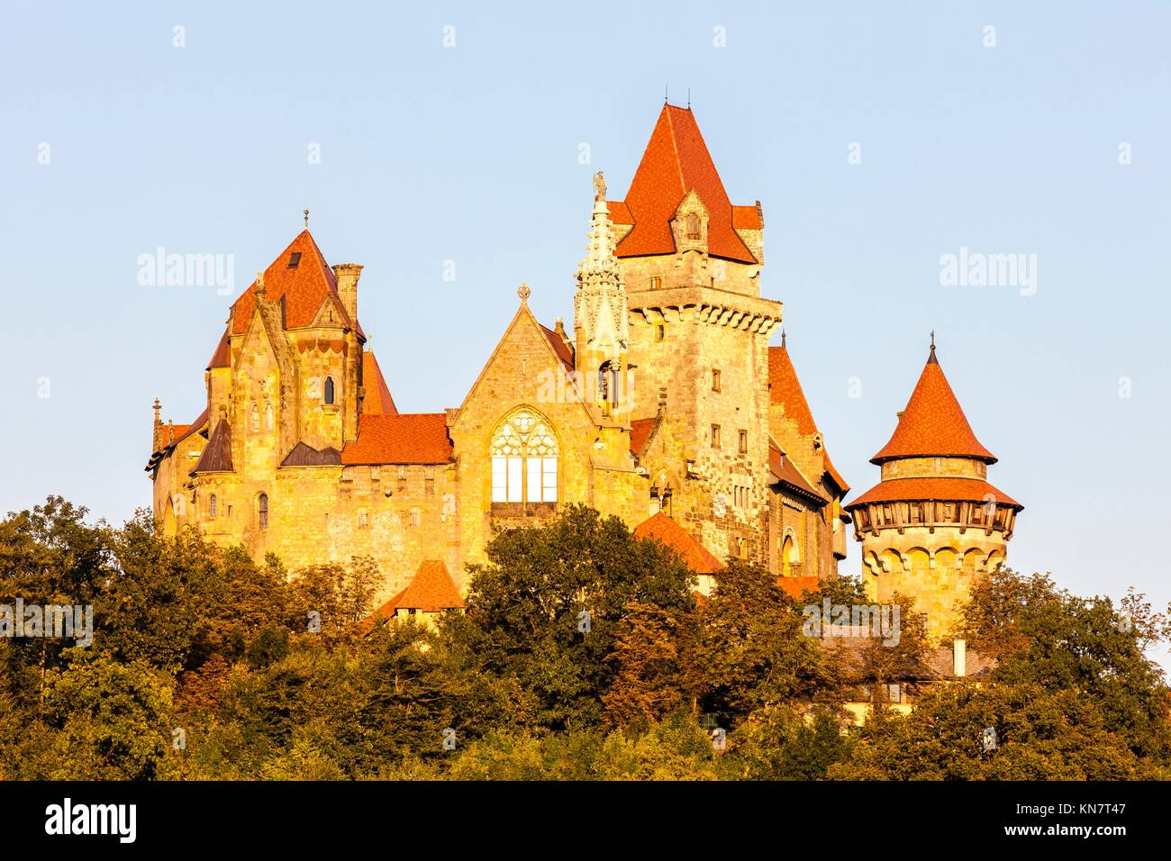 Burg kreuzenstein castle kreuzenstein -Fotos und -Bildmaterial in hoher ...