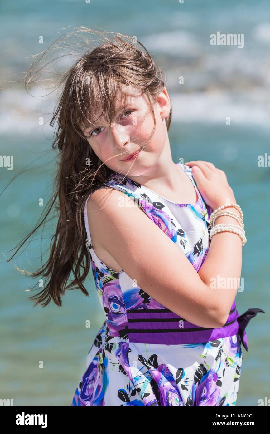 Preteen girl beach -Fotos und -Bildmaterial in hoher Auflösung – Alamy