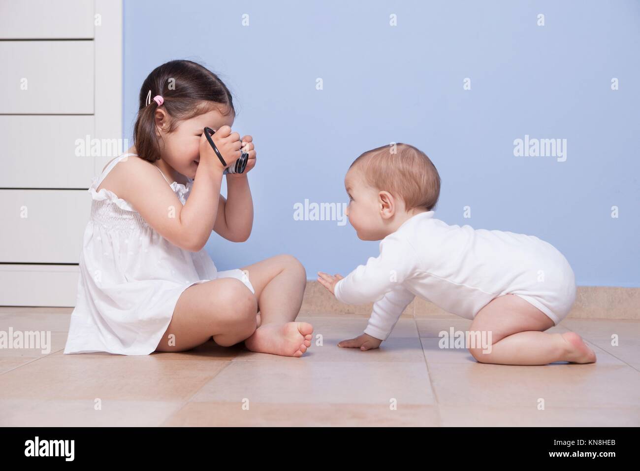 Junge Mädchen Fotograf. Hübsche kleine Schwester Bilder aufnehmen, um ...