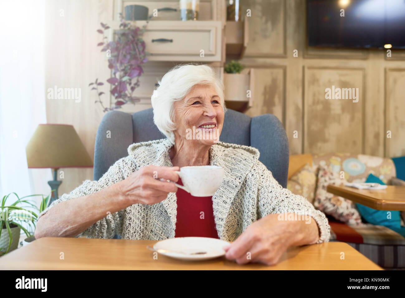 Oma altersheim kaffee -Fotos und -Bildmaterial in hoher Auflösung – Alamy