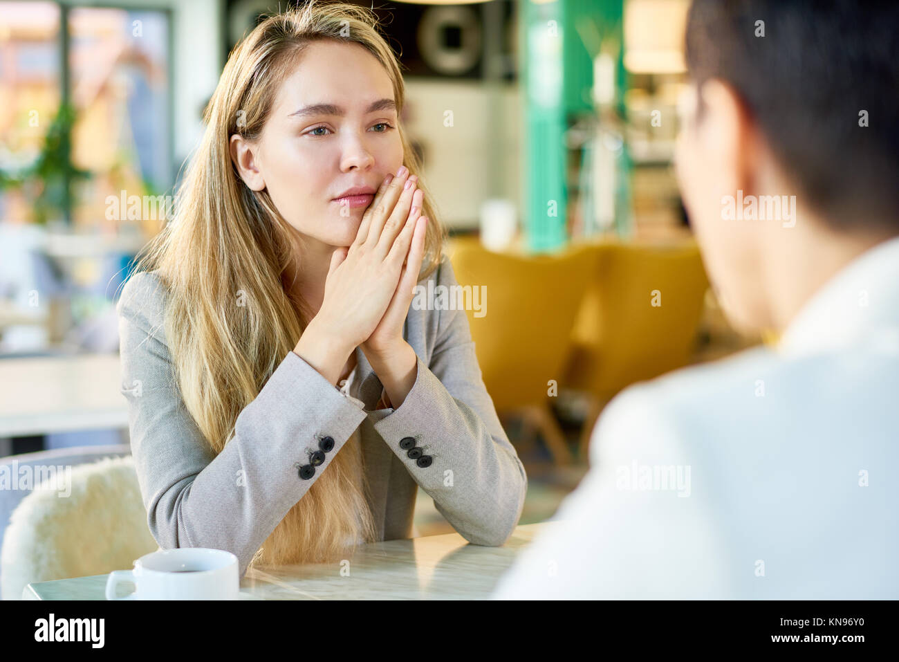 Junge frau blonde -Fotos und -Bildmaterial in hoher Auflösung – Alamy Junge frau blonde -Fotos und -Bildmaterial in hoher Auflösung – Alamy