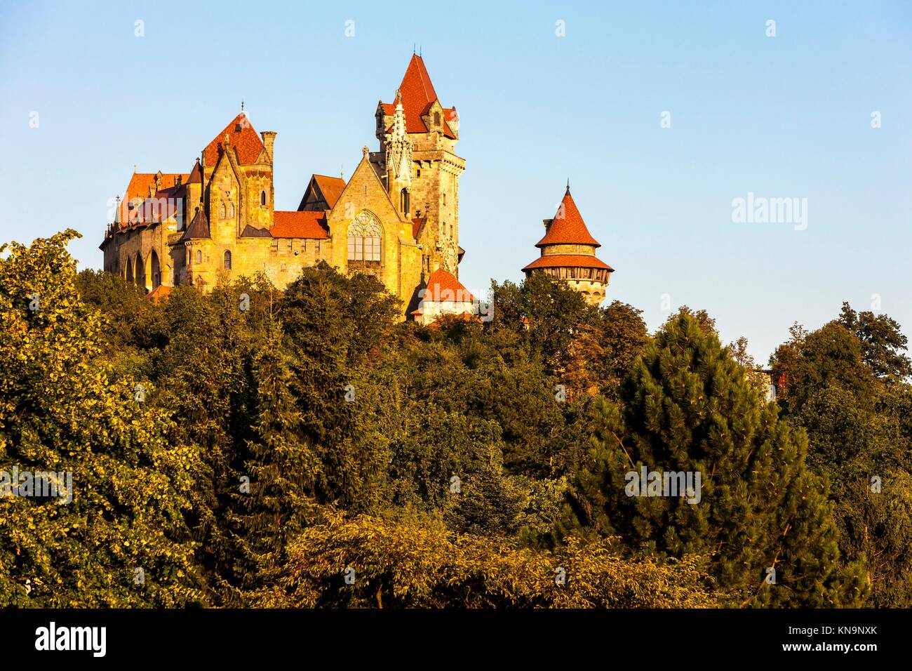 Burg kreuzenstein castle kreuzenstein -Fotos und -Bildmaterial in hoher ...