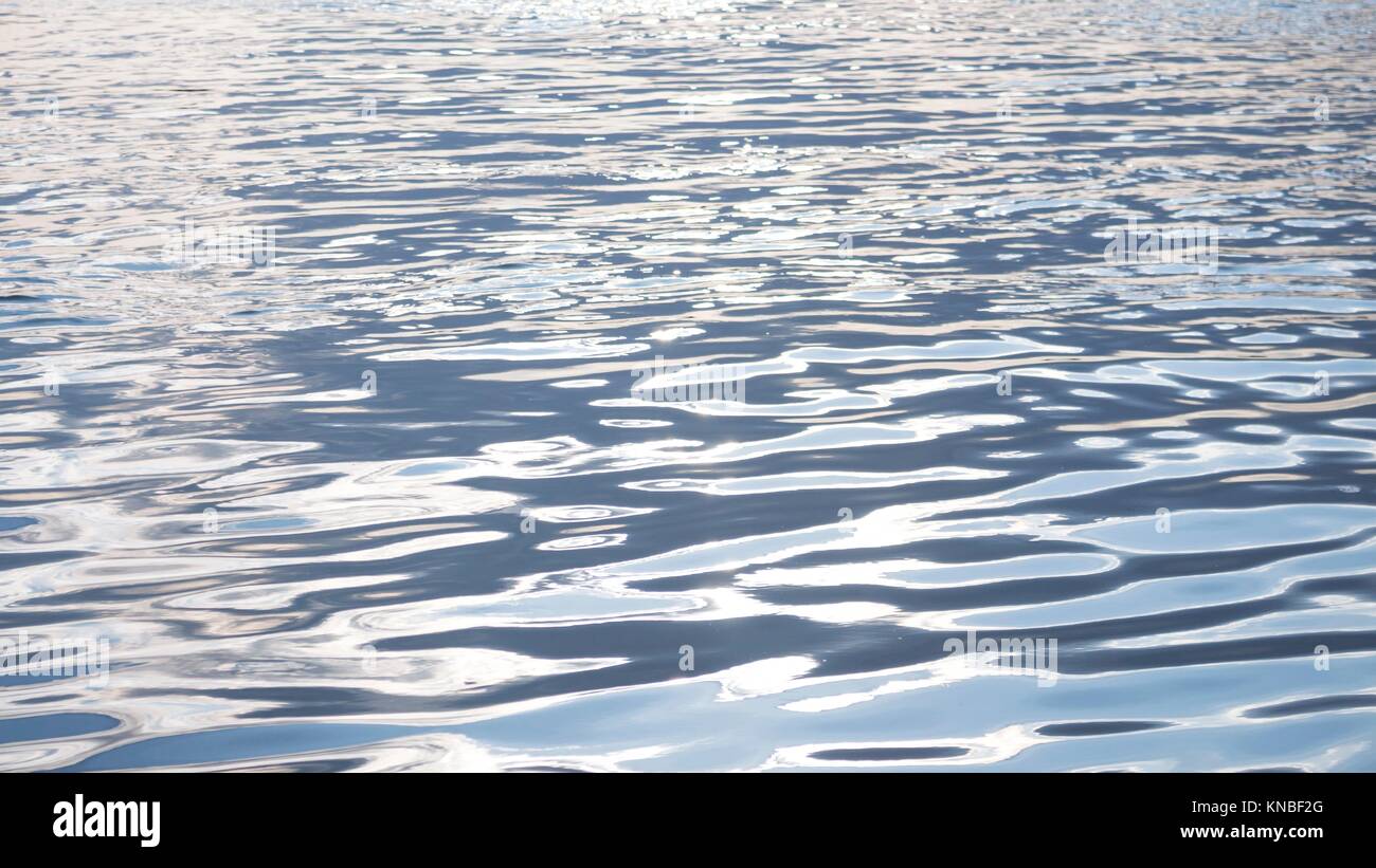 Reflexion des blauen wassers -Fotos und -Bildmaterial in hoher ...