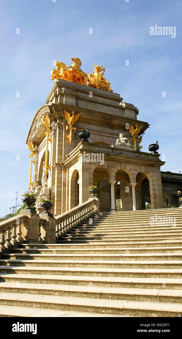 Treppe mit Skulptur der Quadriga des goldenen Pferde der Park der ...