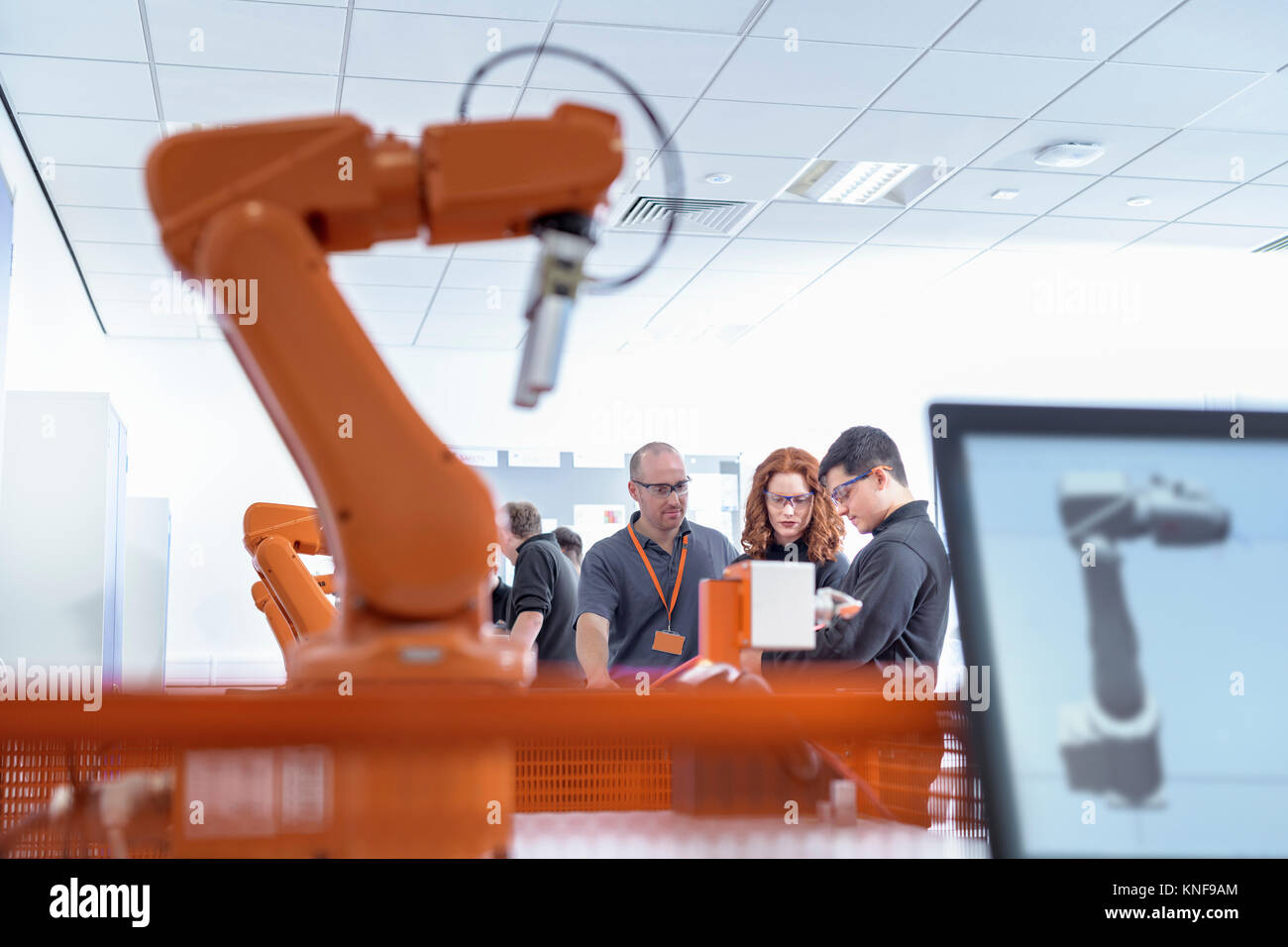 Roboter arbeiten -Fotos und -Bildmaterial in hoher Auflösung – Alamy
