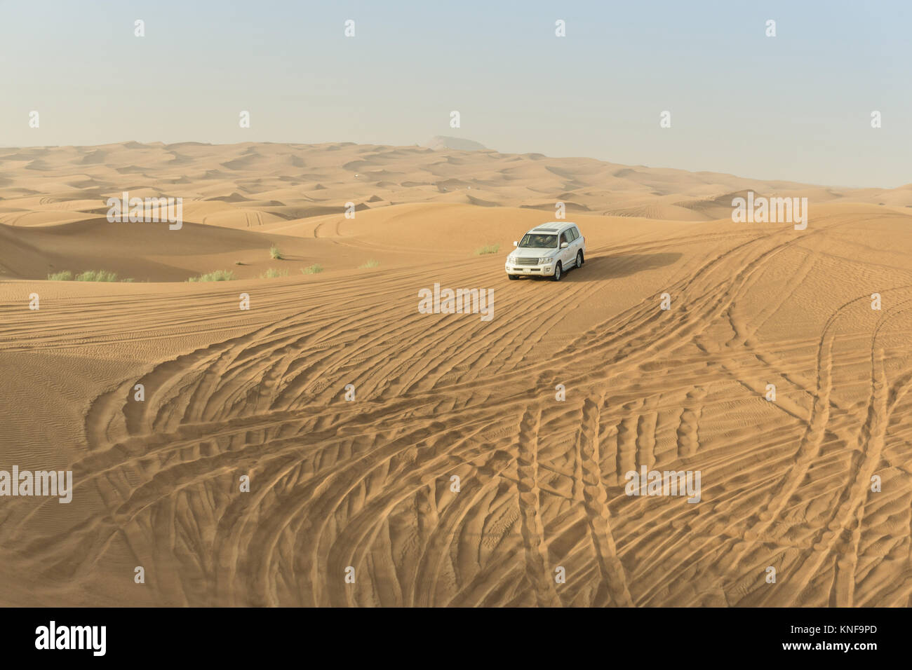 Off Road Fahrzeug fahren hinunter Dünen der Wüste, Dubai, Vereinigte ...