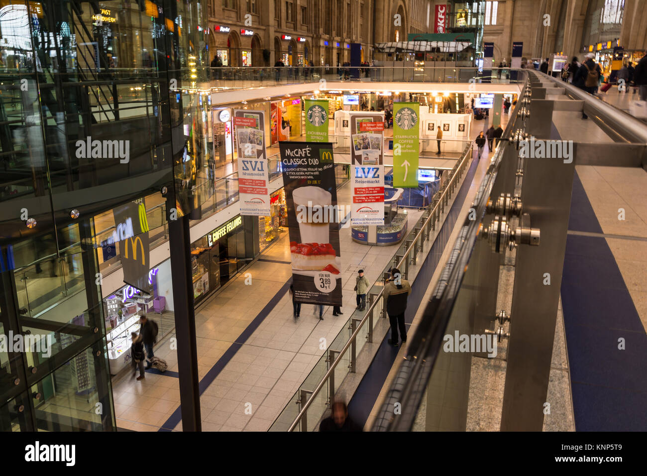 Im hintergrund der hauptbahnhof hauptbahnhof -Fotos und -Bildmaterial ...